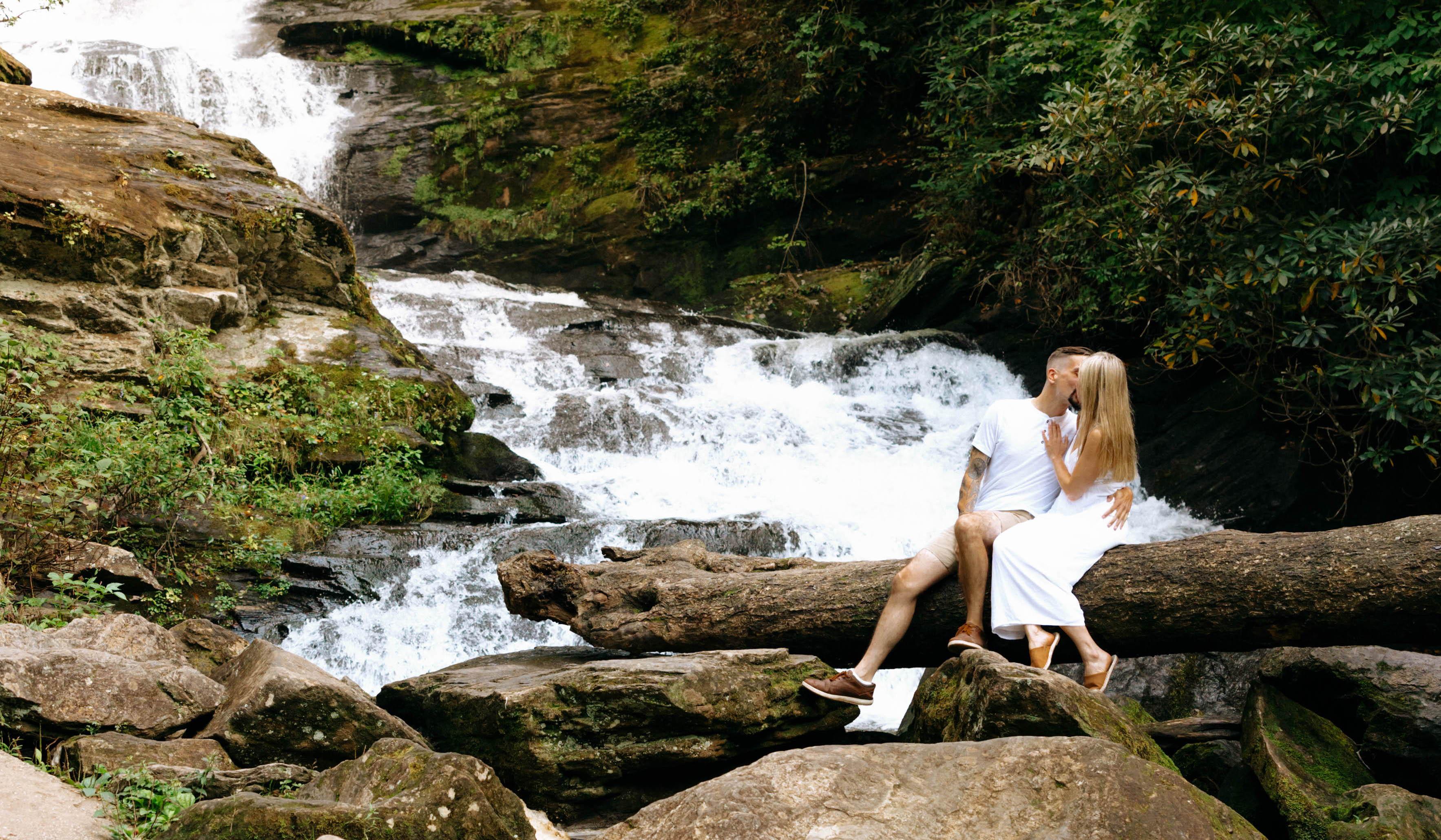 Kaitlyn Thiel and Tyler Thiel's Wedding Website