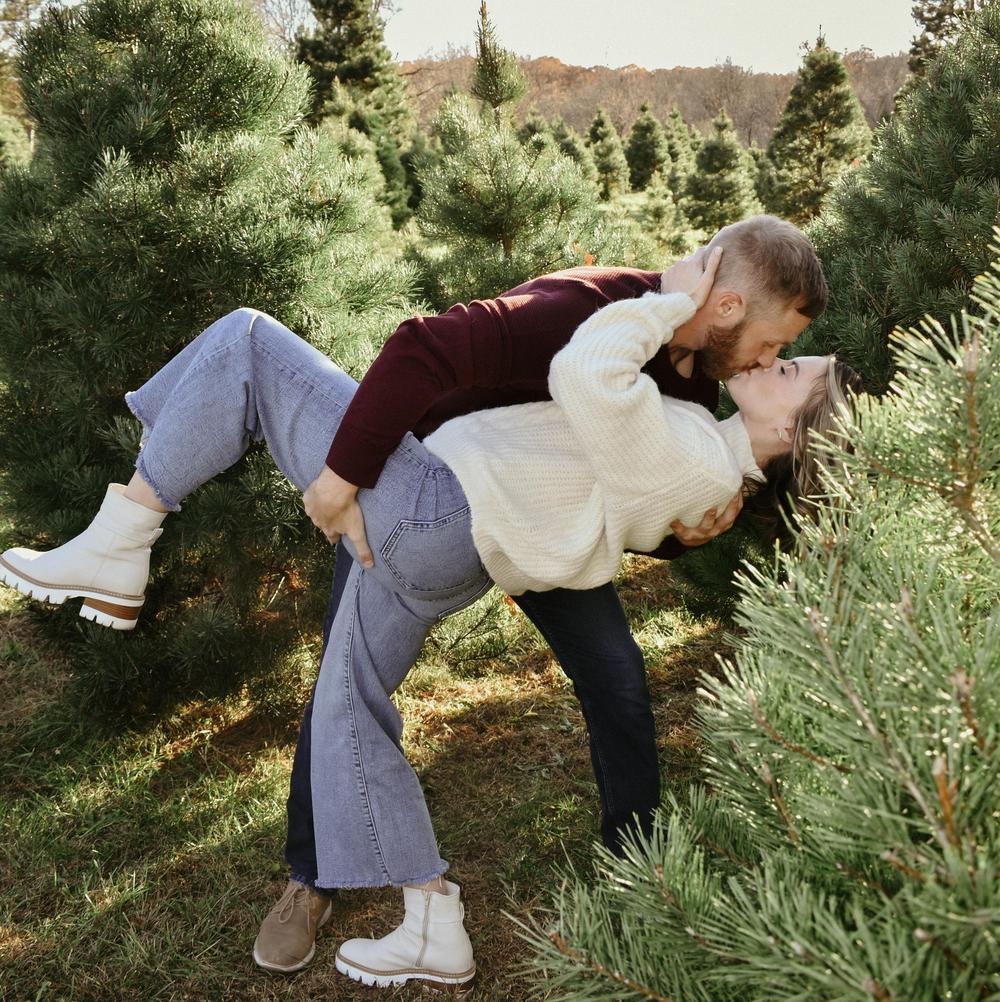 Lindsey Howard and Tyler Sloyer's Wedding Website